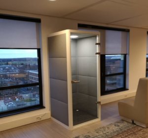 Telefooncel op het kantoor voor meer privacy